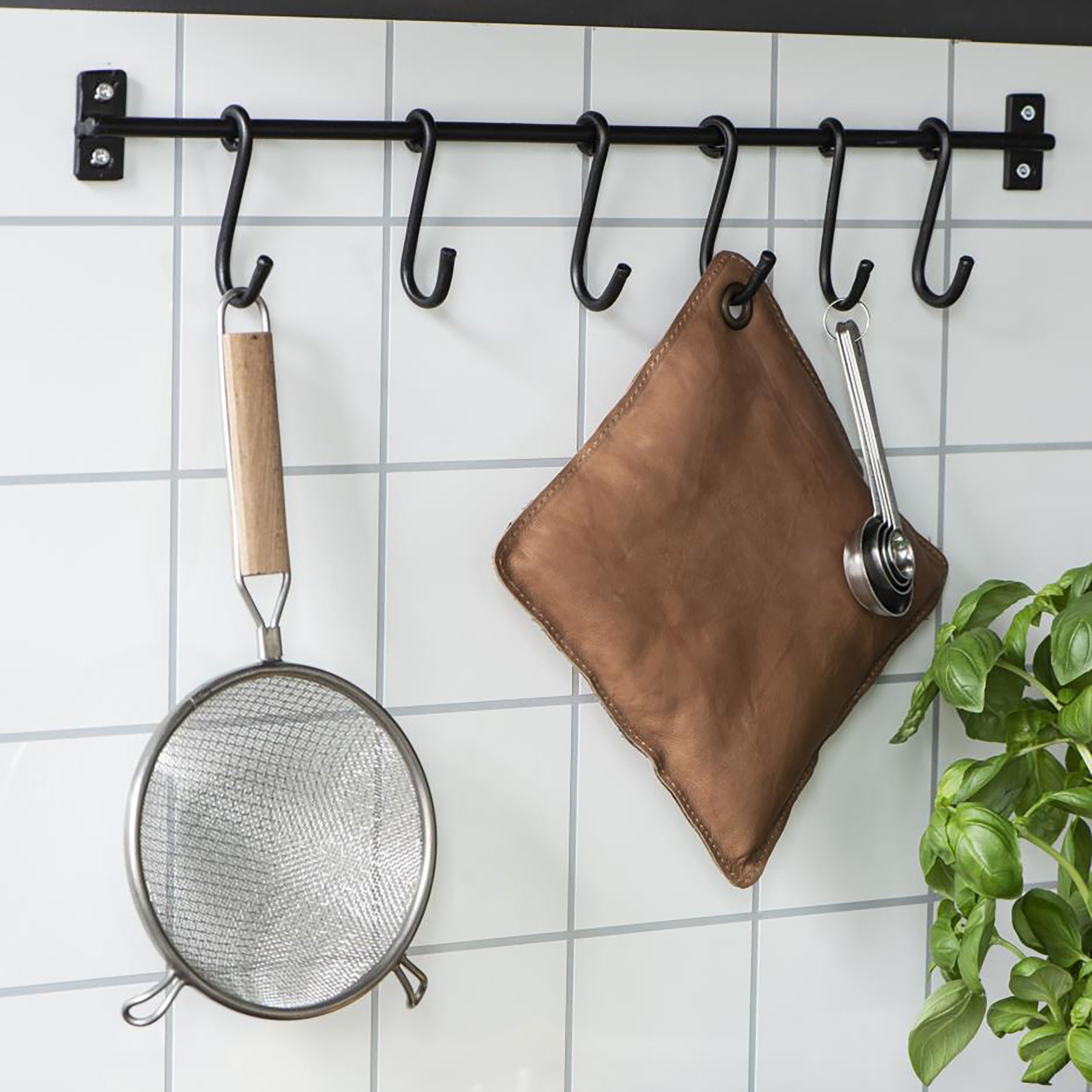 Black Metal Hook Rail with 6 S Hooks, 50 x 9,5 x 4 – The Deco Shop Ltd